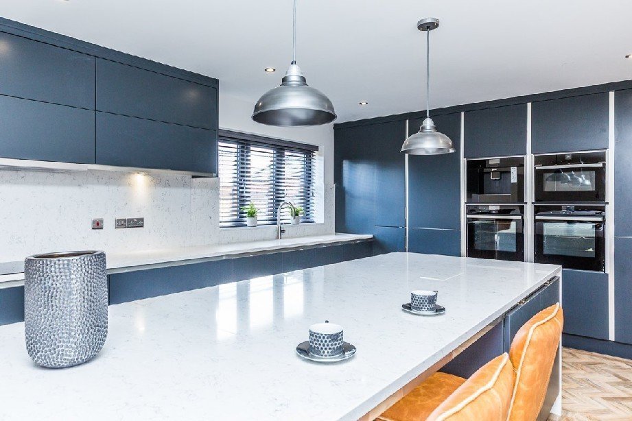 Sheraton fitted kitchen with kitchen island | Case Study